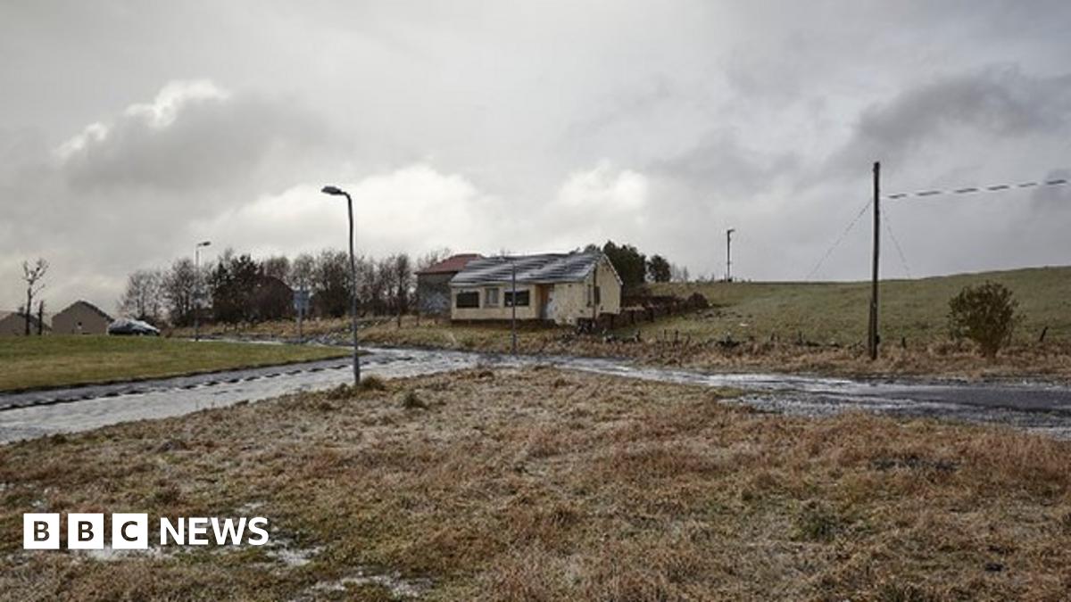New Cumnock wins Carbuncle award - BBC News