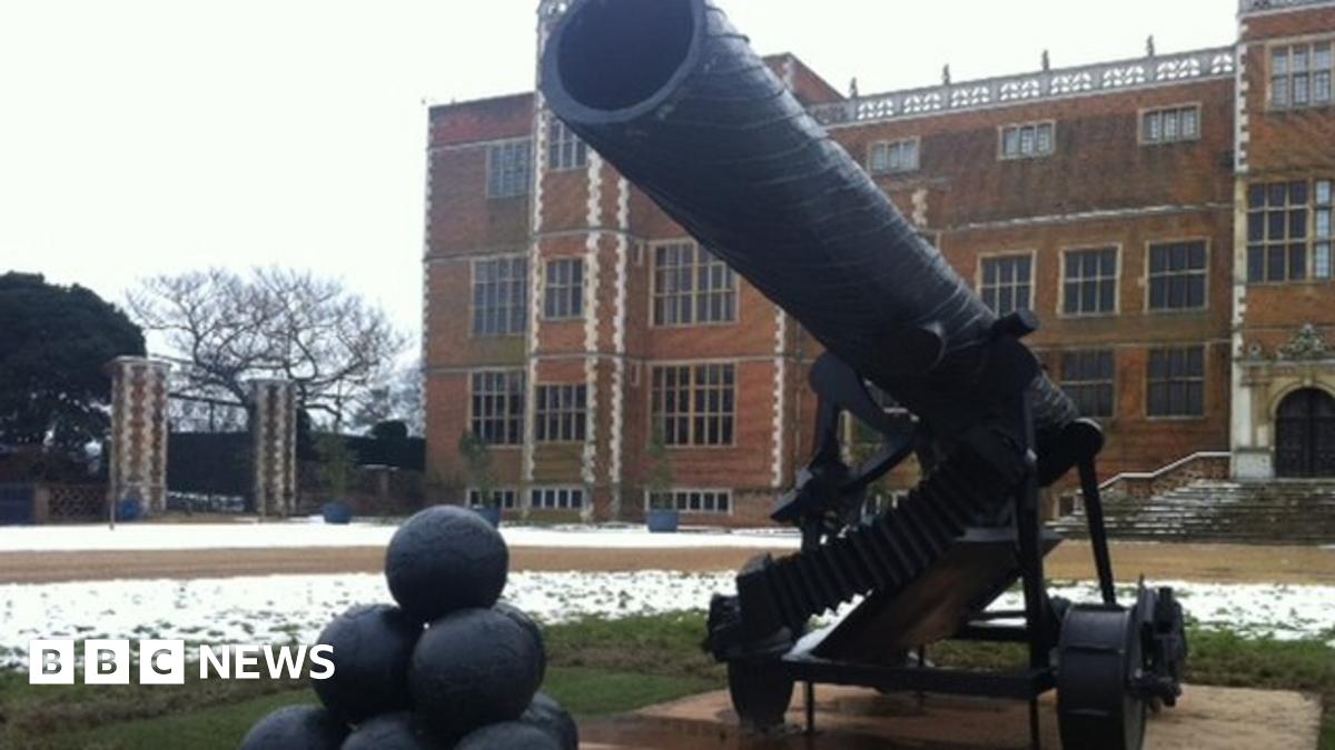 Hatfield House welcomes Royal Academy sculptures - BBC News