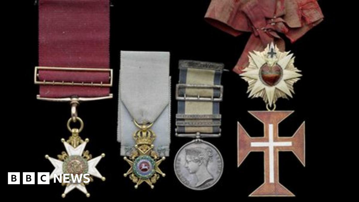 Medals of Lord Nelson's surgeon auctioned - BBC News
