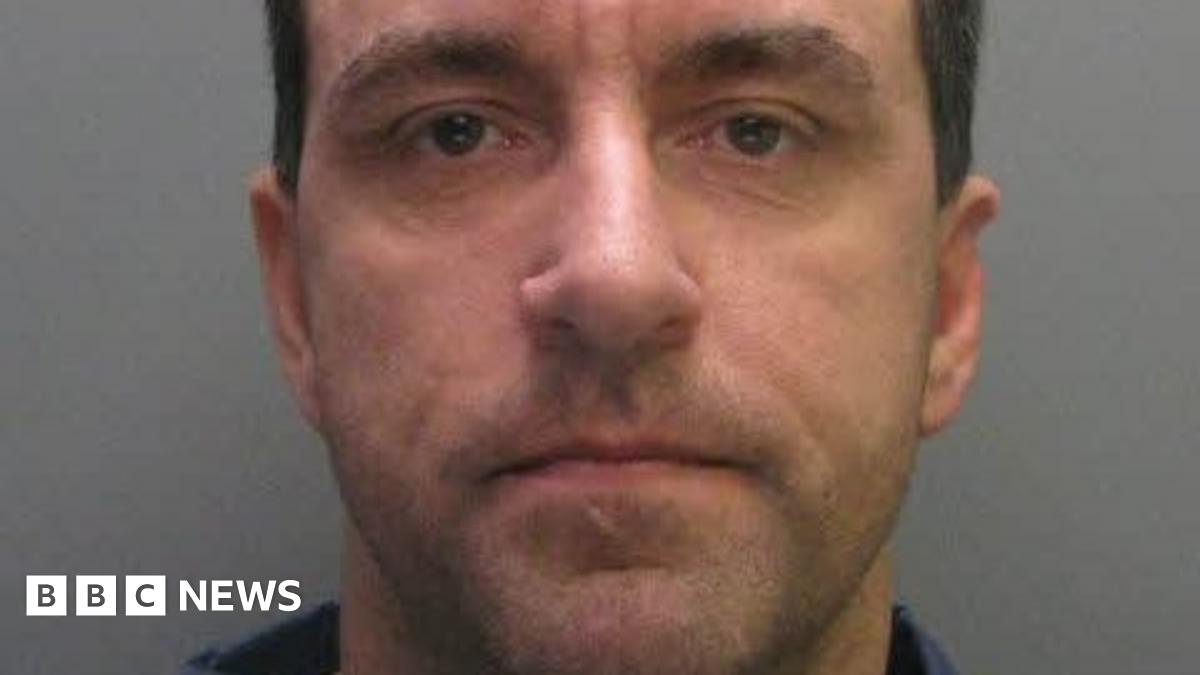 Stephen Seddon given life for murdering parents in Sale - BBC News