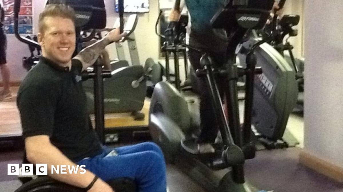 Dartford paralysed biker Dan Edwards becomes gym trainer - BBC News
