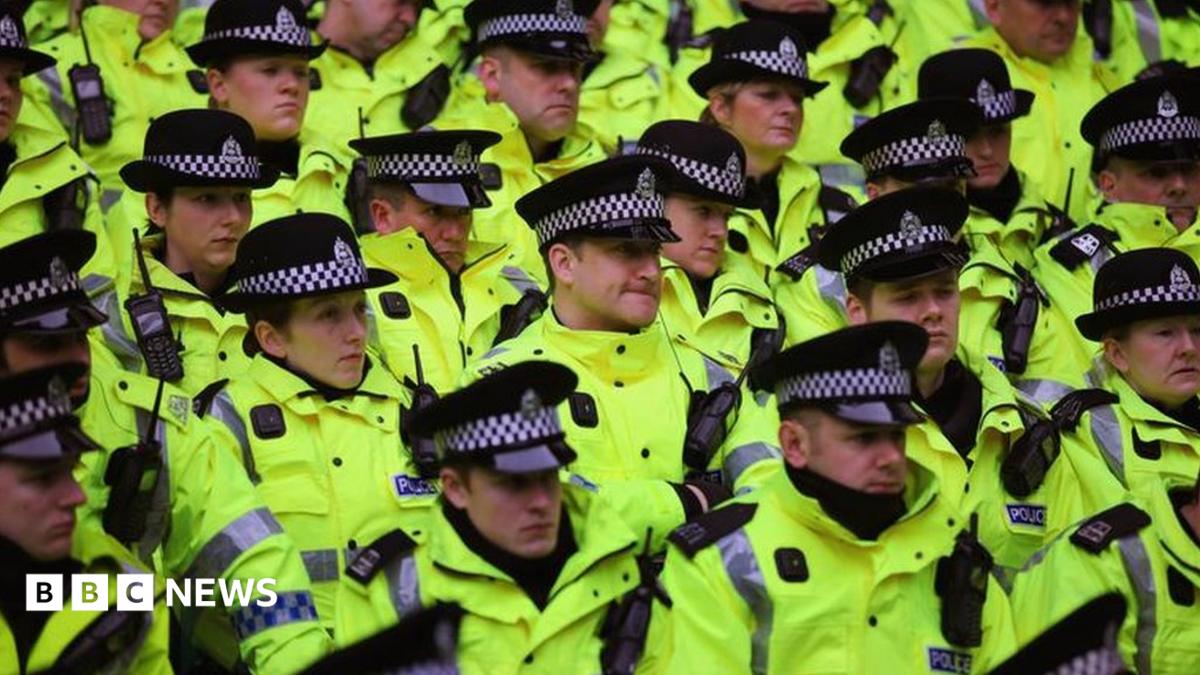 Scots police merger 'sets example' to south of border - BBC News