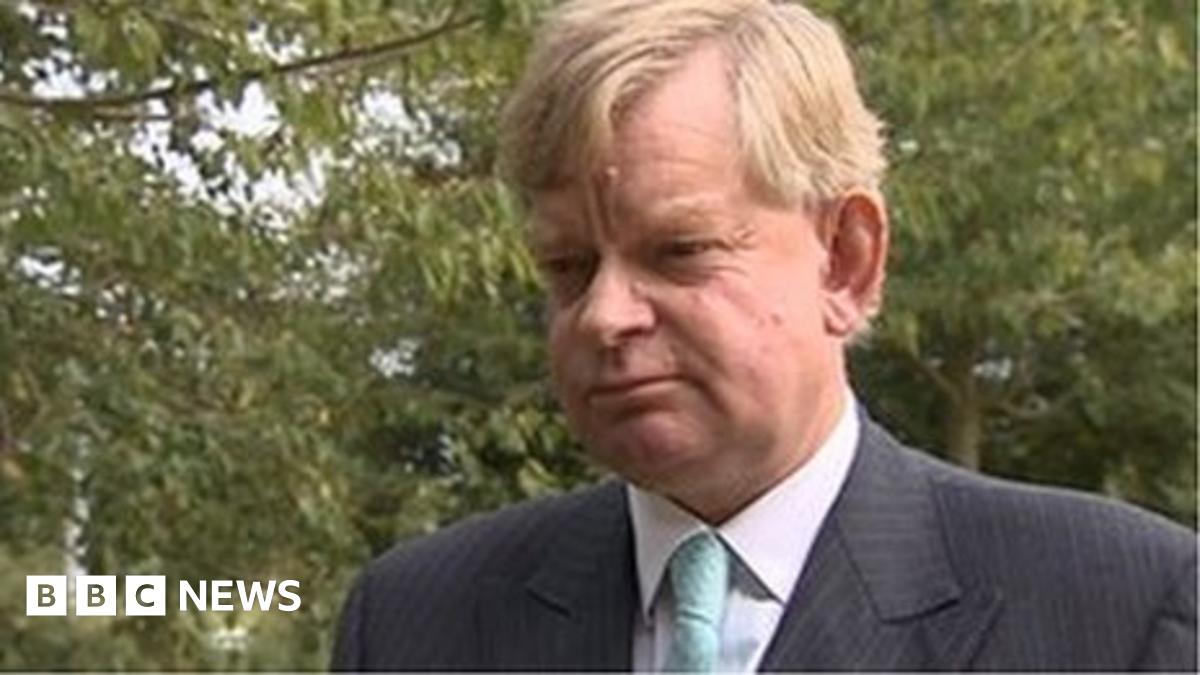 Kerb 'trip' police officer urged to drop compensation claim - BBC News