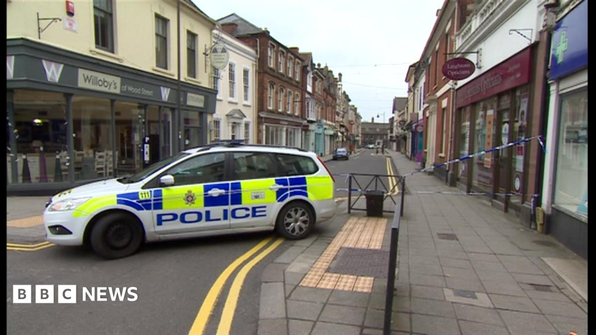Arrests over Swindon street attack - BBC News