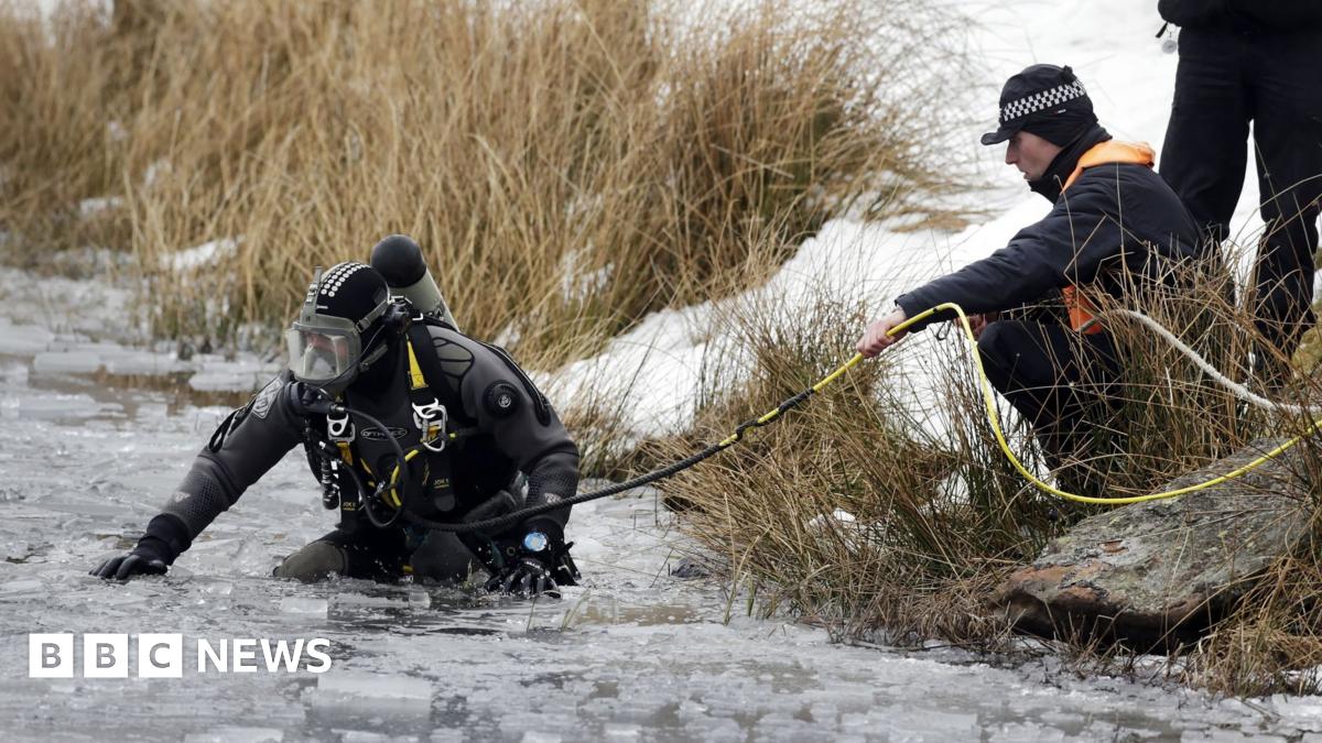 Police searching for Alan McKenzie at Dow Loch recover a body - BBC News