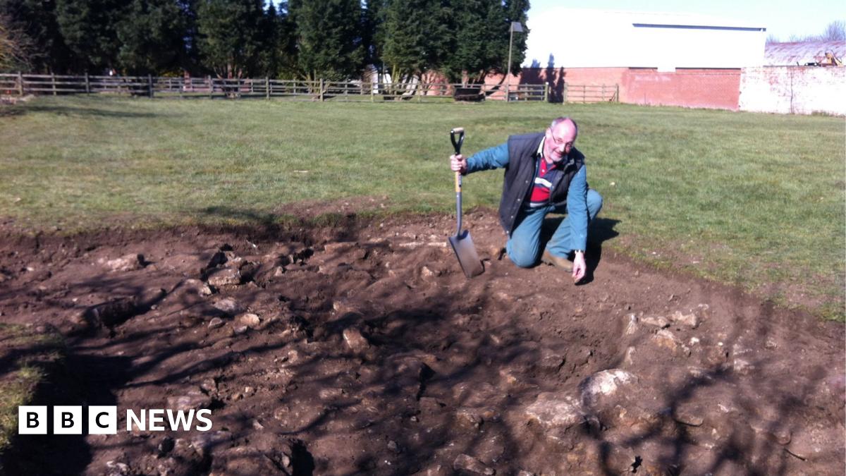 Navenby dig starts to uncover Roman town - BBC News