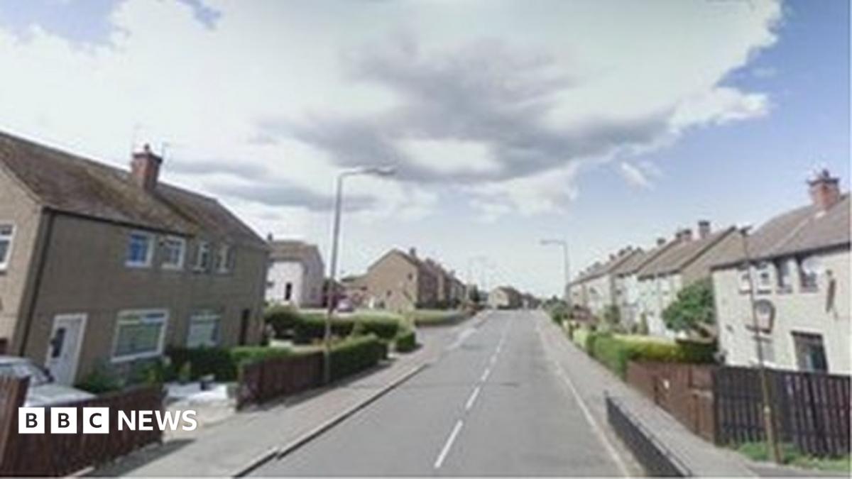 Woman hurt as car hits lamp-post in Musselburgh - BBC News