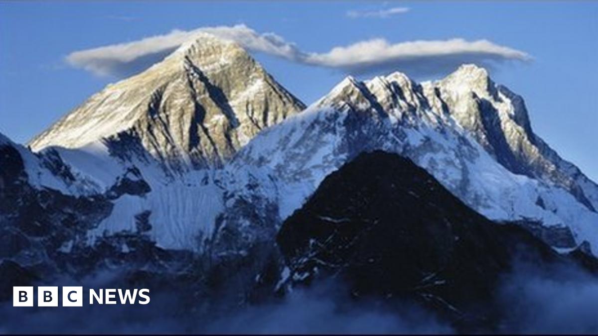 Douglas-Hamilton's grandson retraces first Everest flight - BBC News