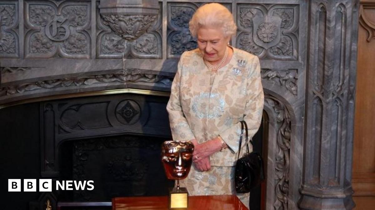 In Pictures: Queen receives Bafta - BBC News