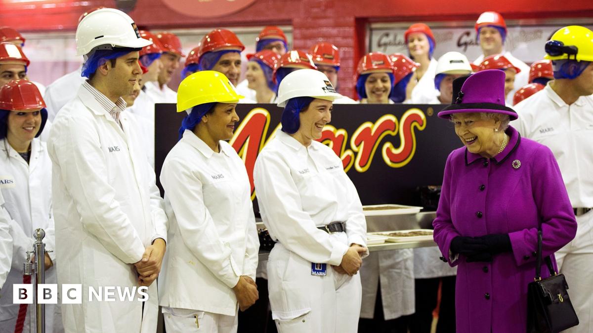 Queen and Duke of Edinburgh visit Mars factory in Slough - BBC News