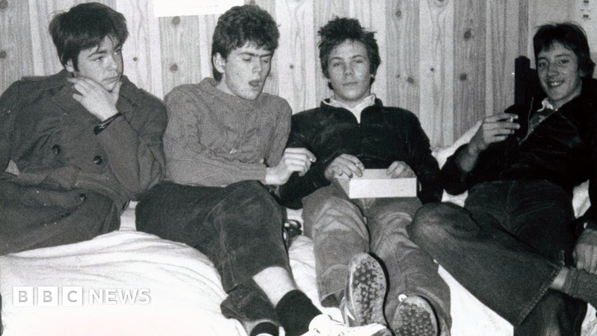 Ex-Guns N' Roses bassist Stephen Harris's Swansea reunion - BBC News