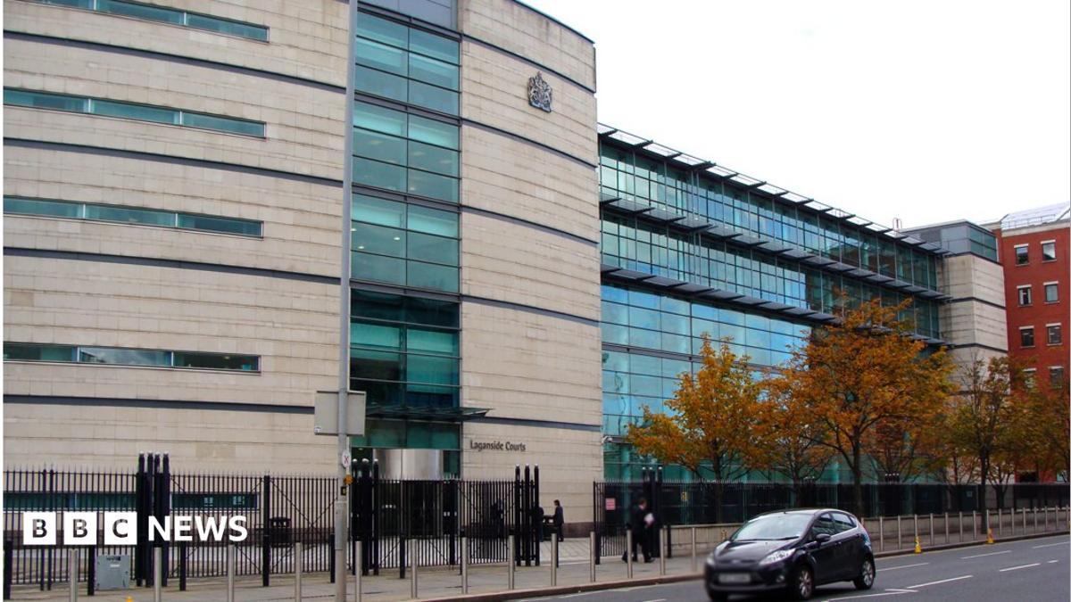 Police 'had to draw guns' Belfast court is told - BBC News