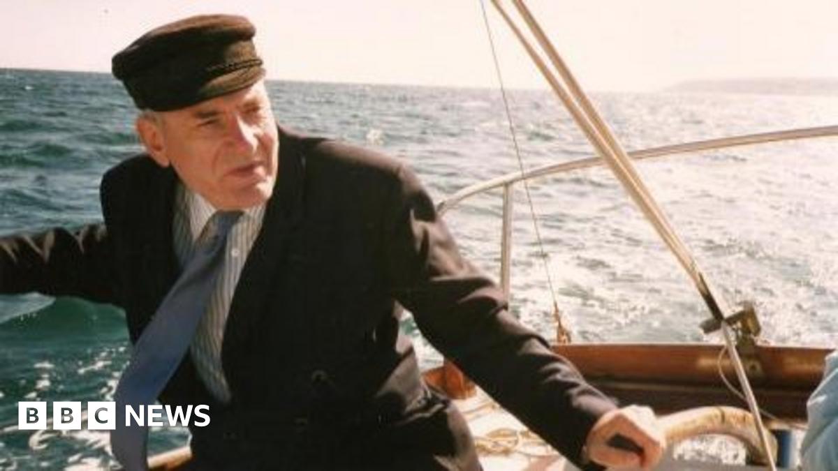 'Custodian' of St Michael's Mount Lord St Levan dies - BBC News
