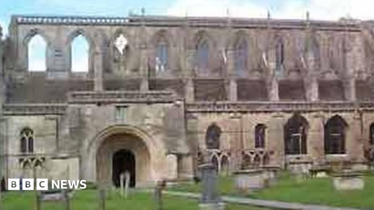Malmesbury police say 'smile and say hello' to break barriers - BBC News