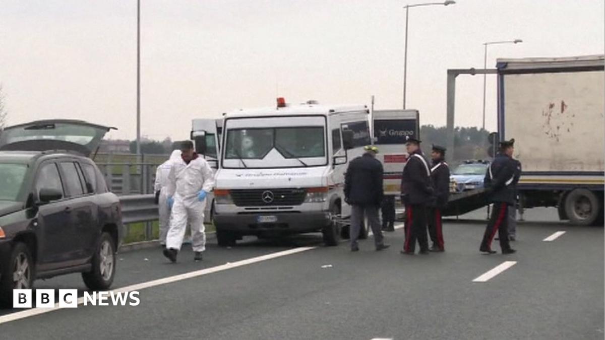 Italy robbers in motorway ambush on security vans - BBC News
