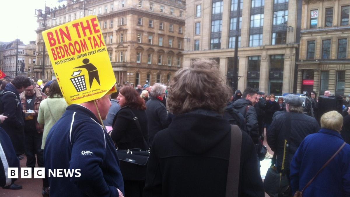 Glasgow City Council criticises George Square Thatcher 'party' - BBC News