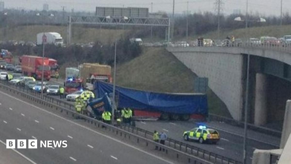 Lorry crashes off M42 flyover on to M6 Toll - BBC News