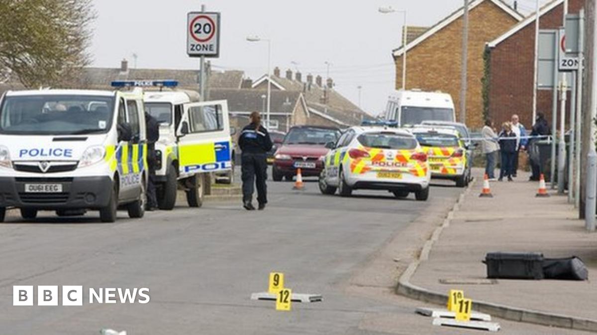 Luton fatal shooting: Police investigate 'feud' link - BBC News