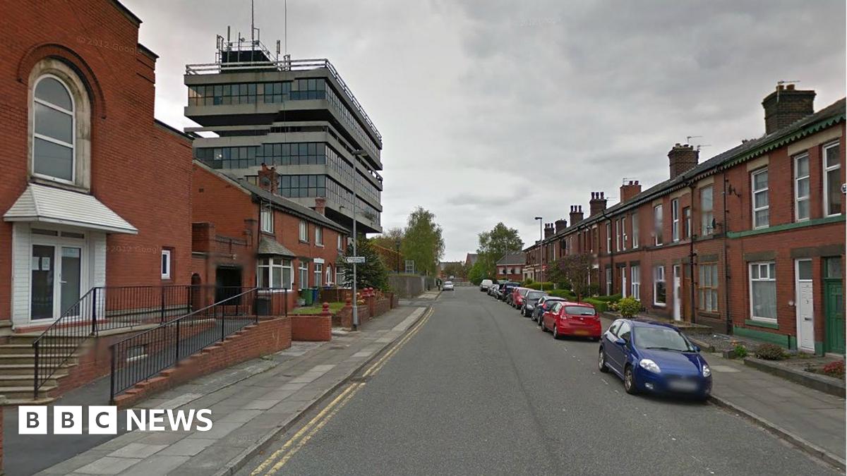 Bury Council agrees town centre revamp - BBC News