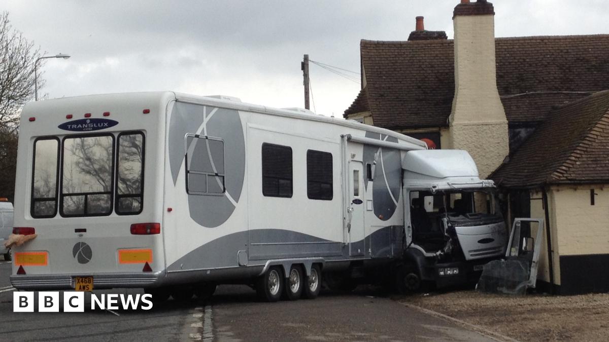 Lorry driver hurt in Woolhampton pub crash - BBC News