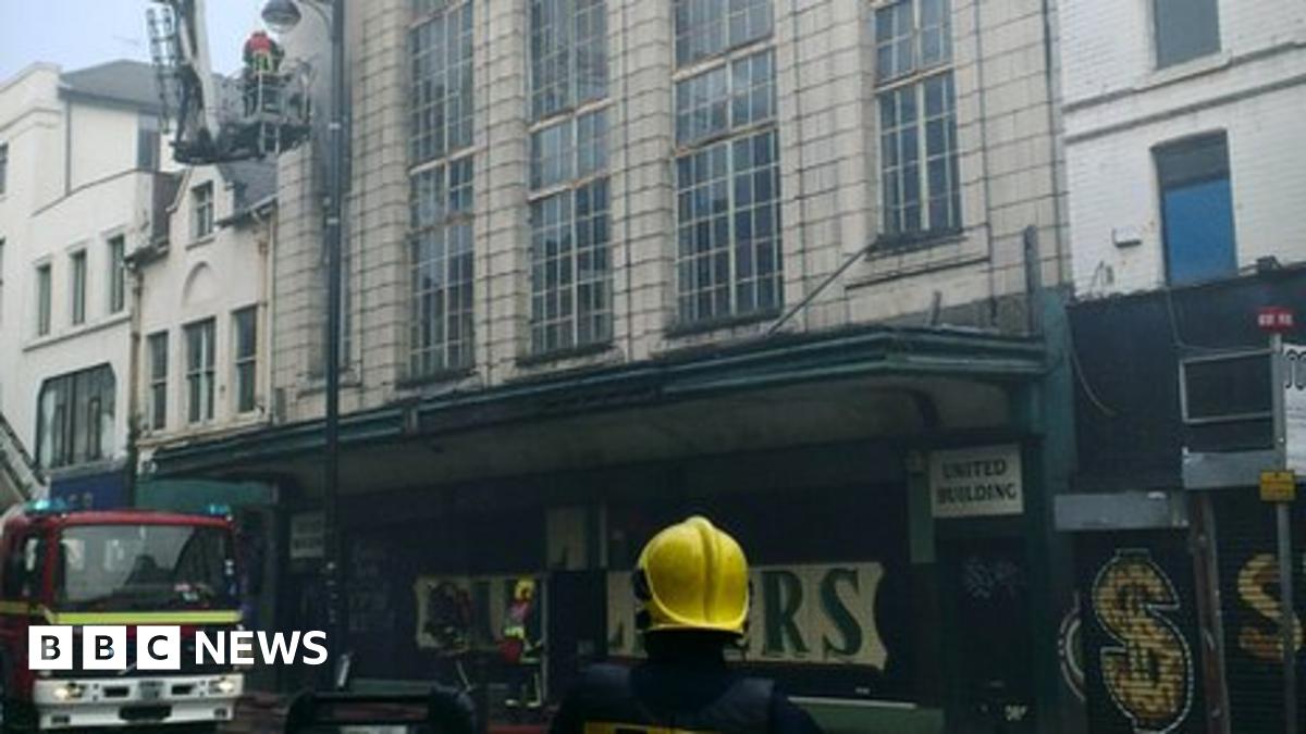Fire in derelict building on Oldham Street, Manchester - BBC News