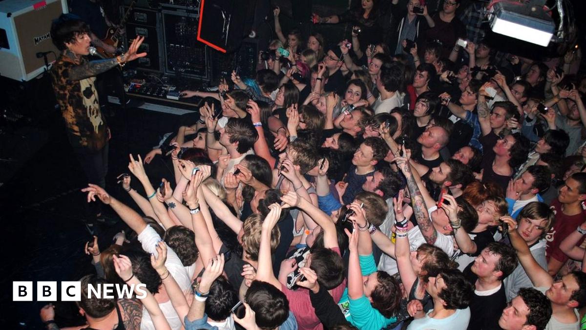 Should music fans stop filming gigs on their smartphones? - BBC News