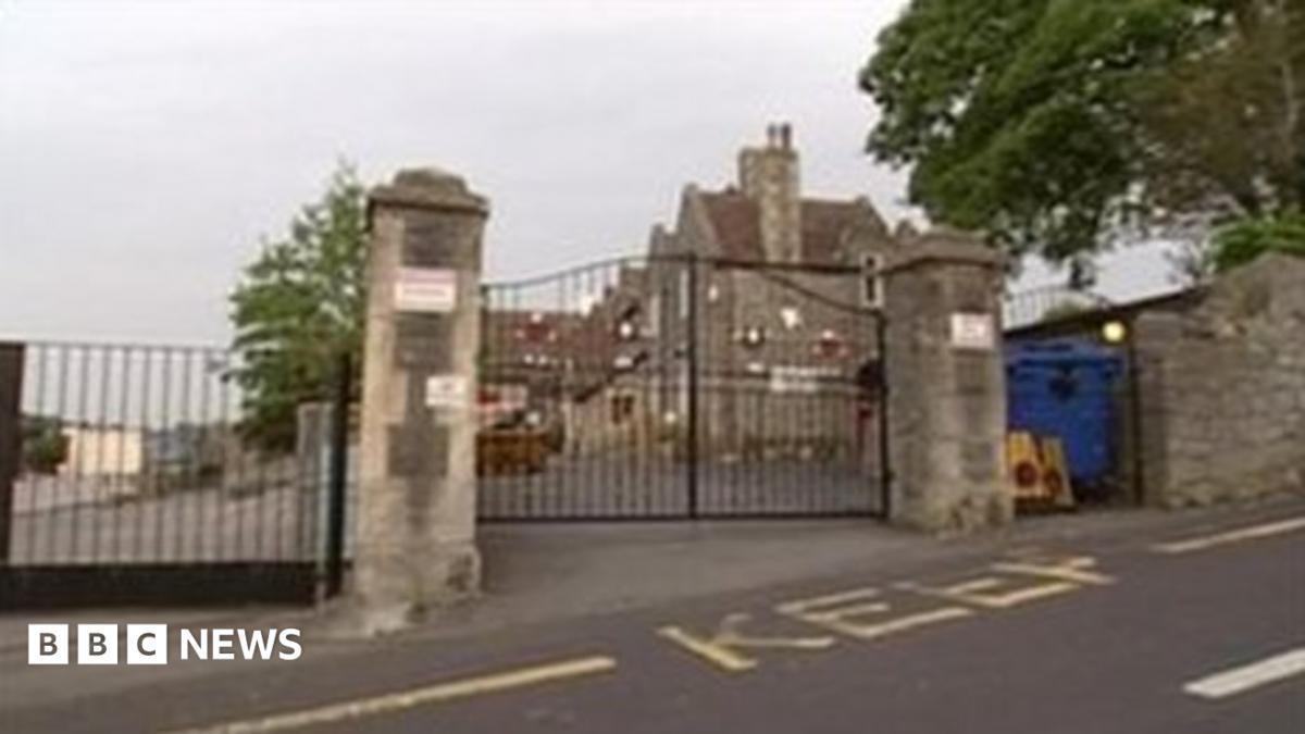 Teaching ban for ex head of sex abuser Nigel Leat's school - BBC News