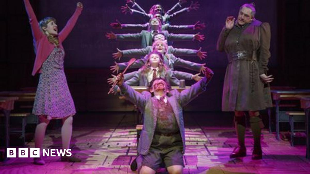 Matilda's 'marvellous' Broadway debut hailed by critics - BBC News