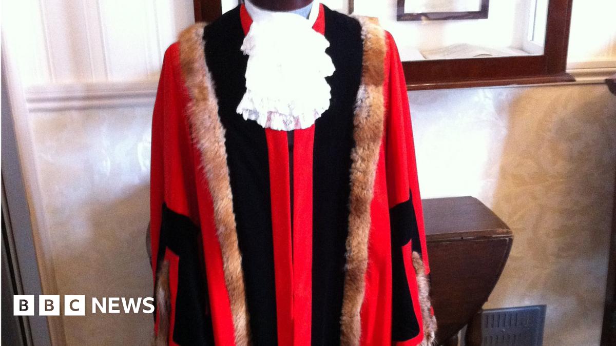 Weston's deputy mayor refuses to wear fur-trimmed robe - BBC News