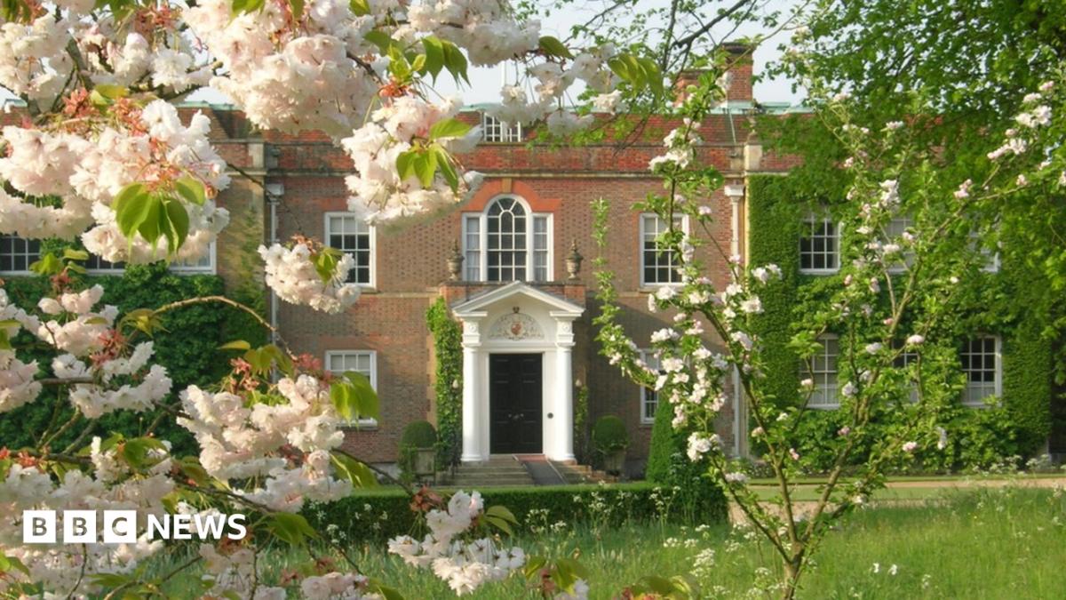Hinton Ampner blaze memories sought for exhibition - BBC News