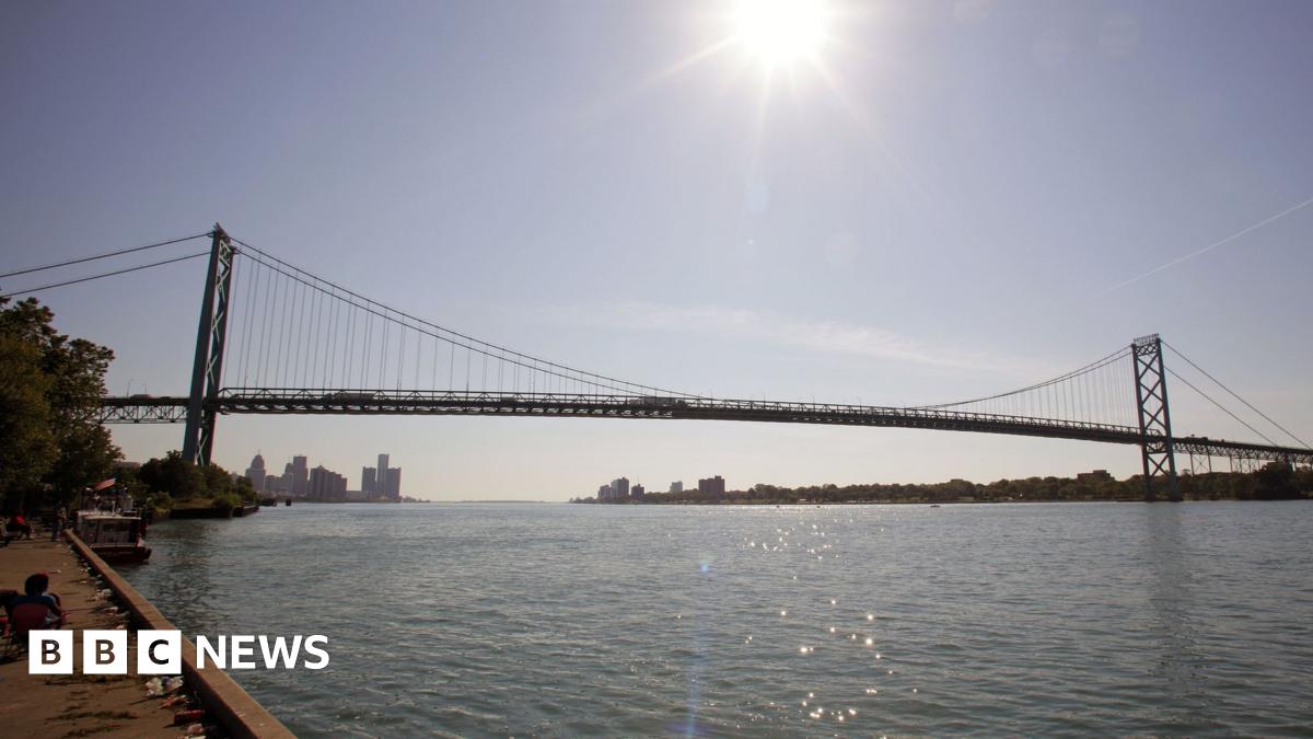 US-Canada bridge project gets presidential blessing - BBC News