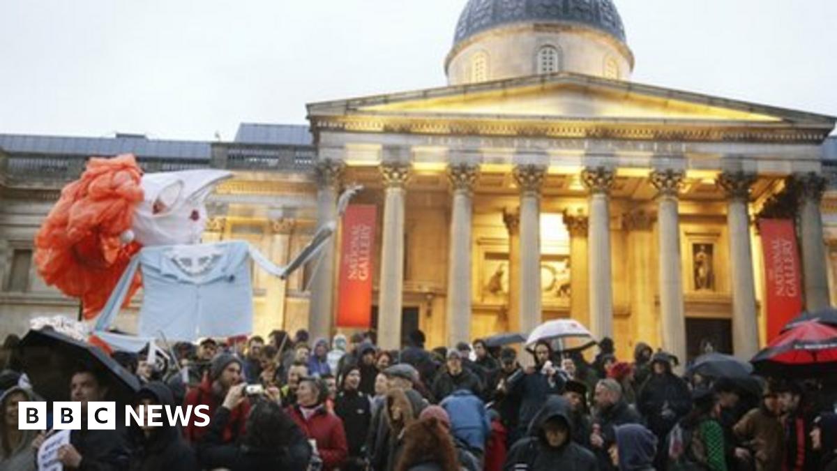 Lady Thatcher: Trafalgar Square protest sees 16 held - BBC News