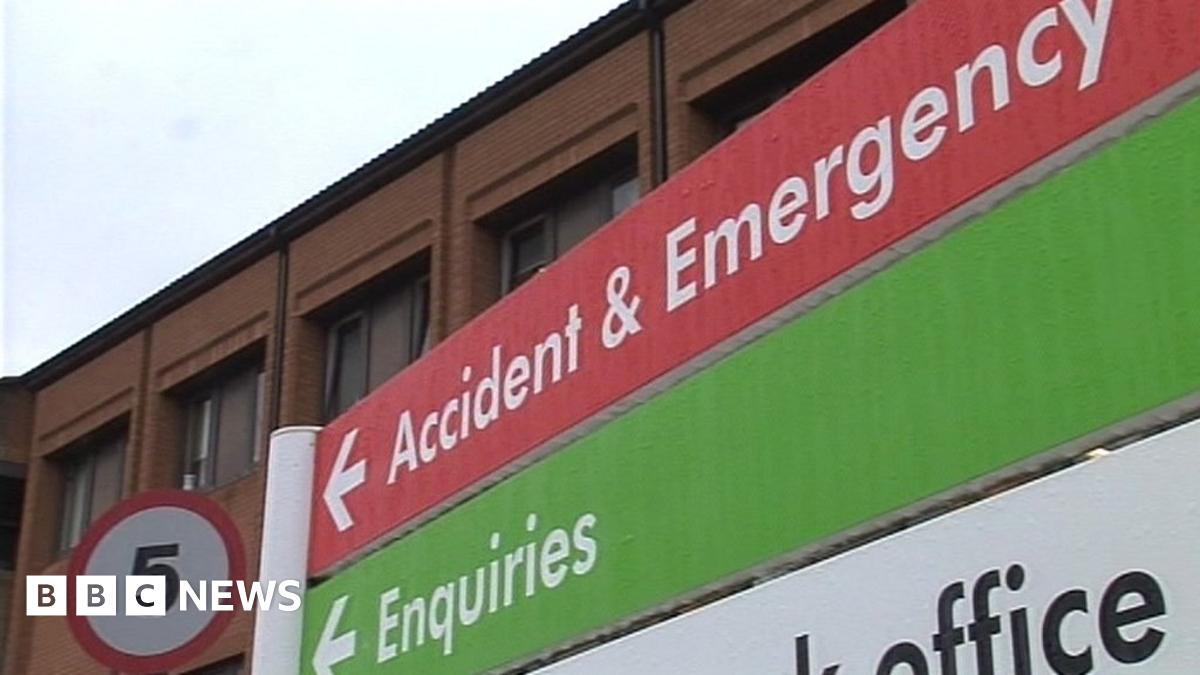 Cold weather puts Somerset hospitals under pressure - BBC News