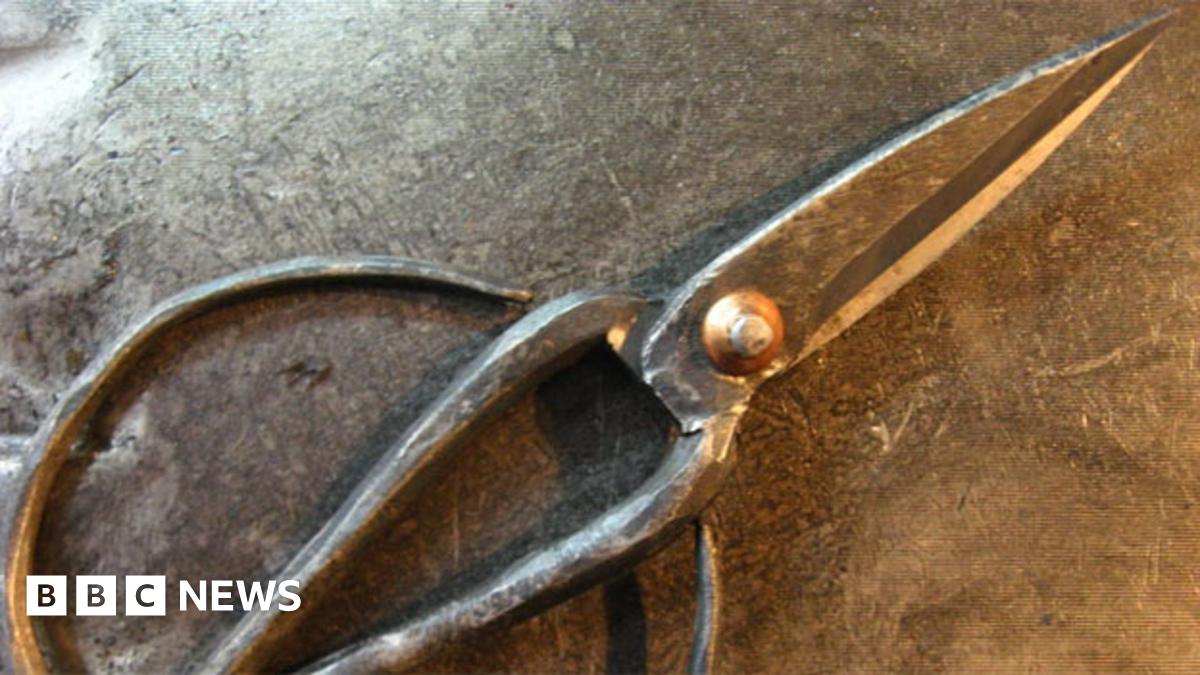 The scissor-maker that has cut through Chinese history - BBC News