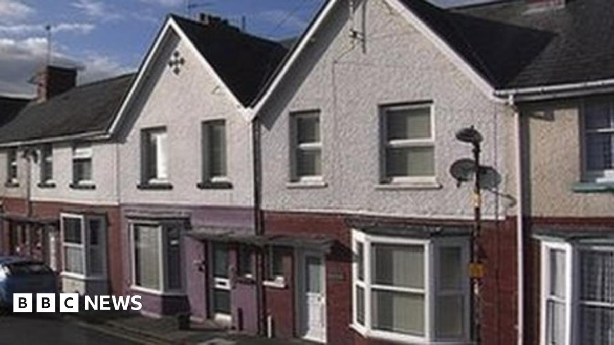 Aberystwyth shops: Compulsory home purchase considered - BBC News