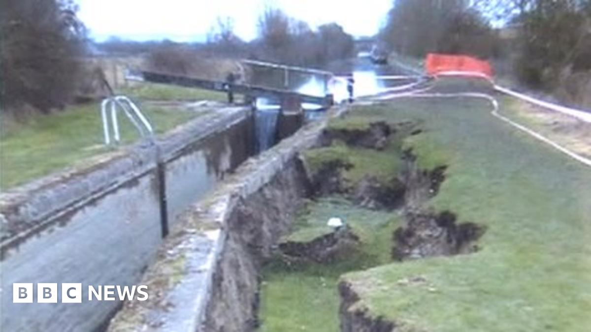 Grand Union Canal lock collapse near Aylesbury strands boats - BBC News