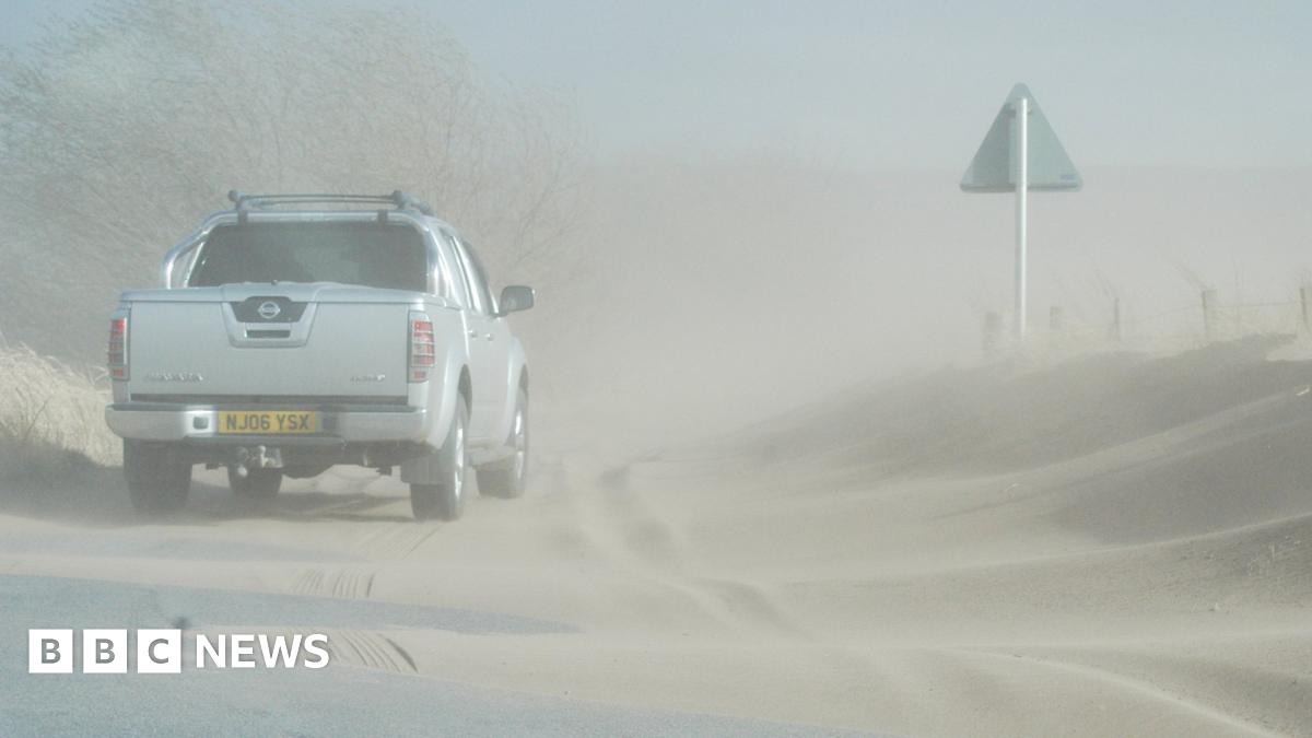 'Sandstorms' hit parts of Scotland amid high winds - BBC News