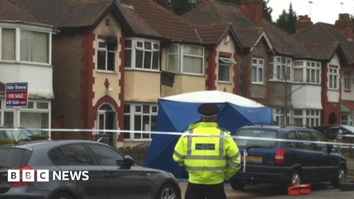 Springfield house fire: Woman dead and five injured - BBC News