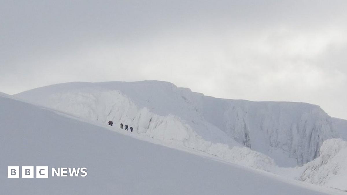 Avalanche forecasters capture conditions on Scotland's peaks - BBC News