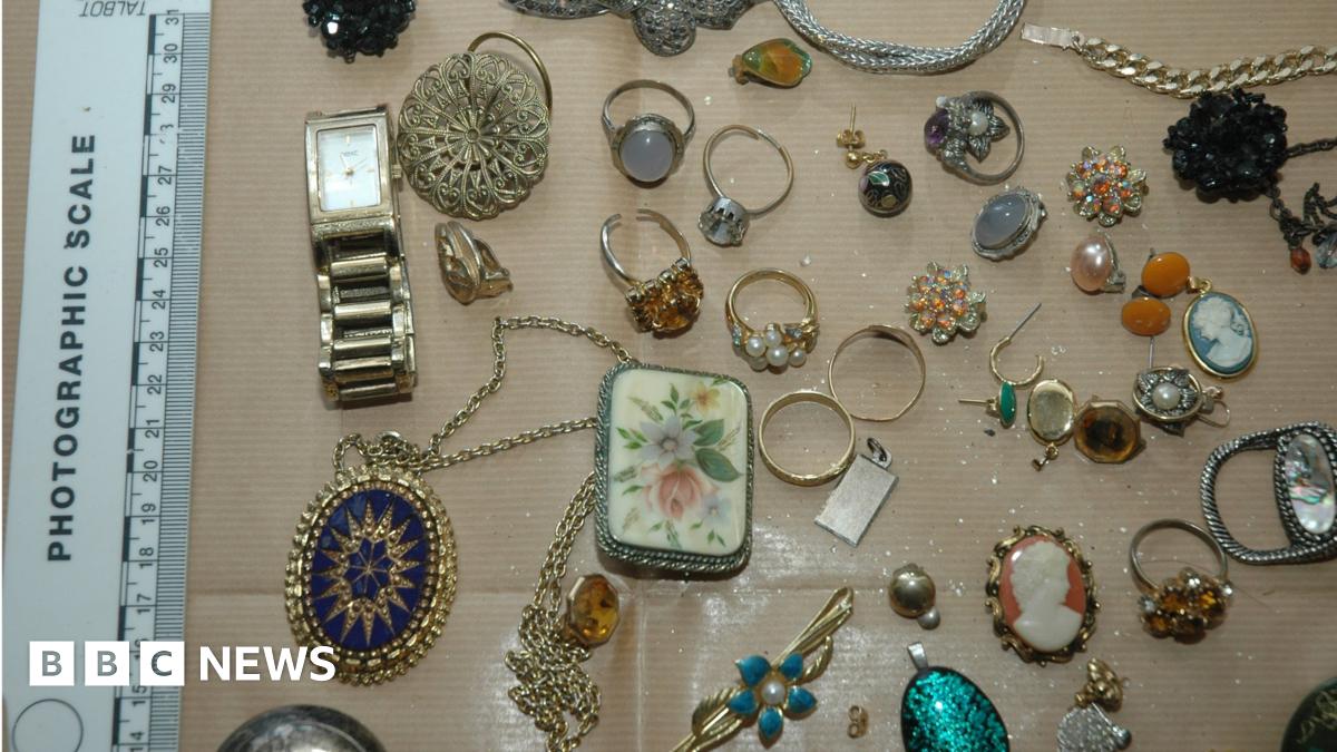 Sussex Police set-up website for seized jewellery - BBC News