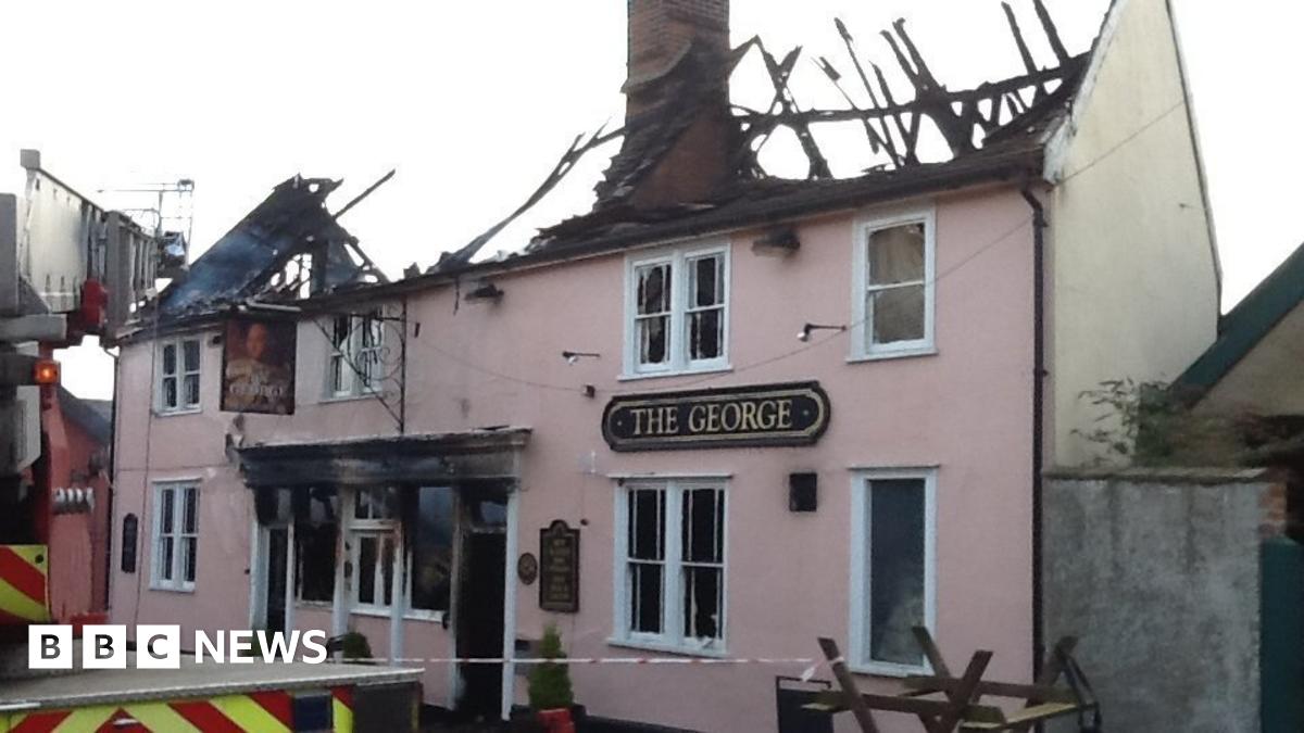 The George pub in Wickham Market, Suffolk damaged by fire - BBC News