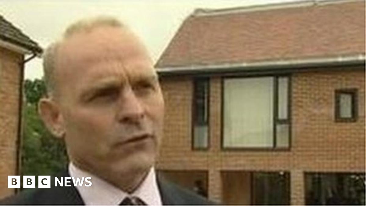 Stanbridge Earls head teacher Peter Trythall resigns - BBC News