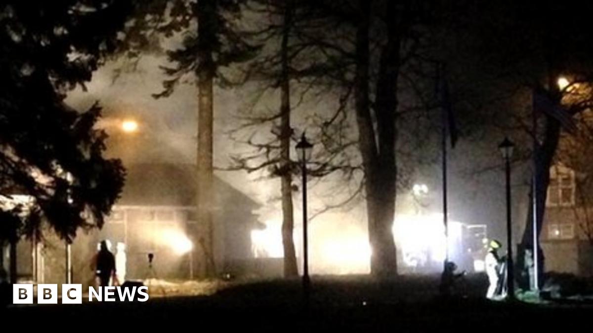 Fire at disused Torryburn Hotel in Aberdeenshire - BBC News