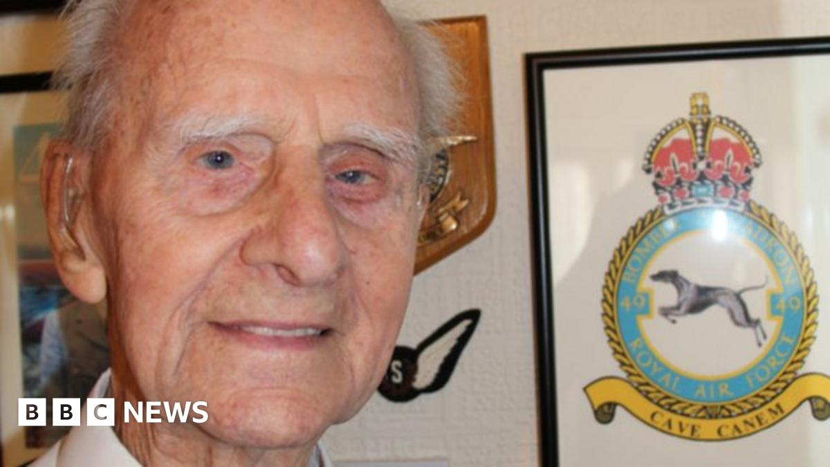 Eric Clarke receives Bomber Command clasp on 100th birthday - BBC News