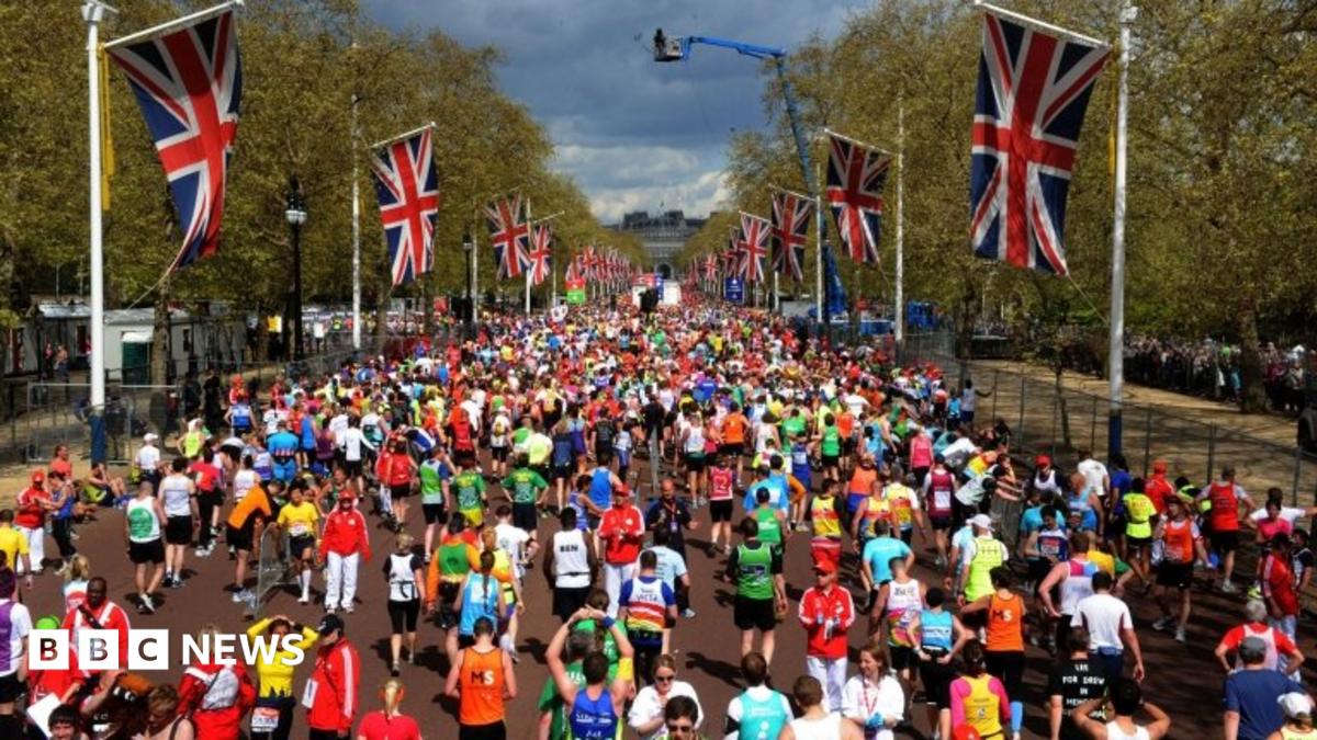 Waterloo disruption on London Marathon day - BBC News