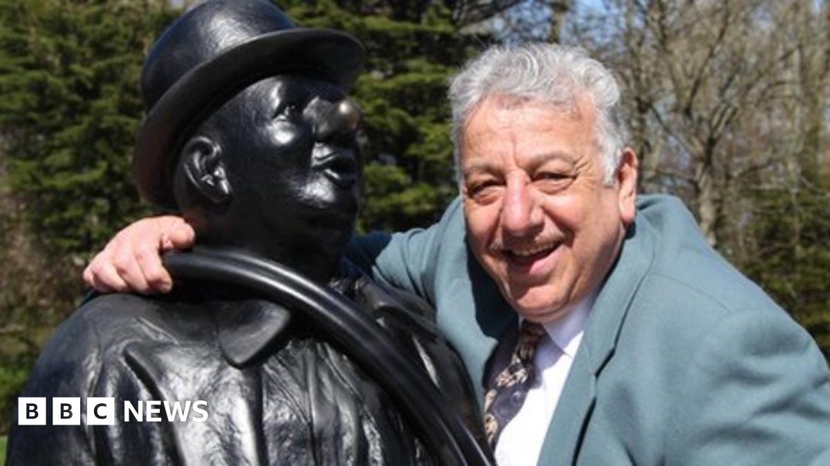 Blackpool honours star circus clown Charlie Caroli - BBC News