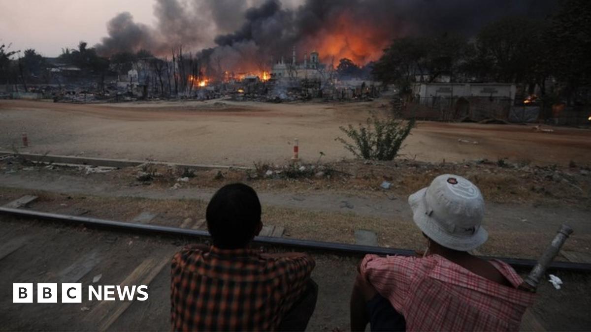 Burma riots: Video shows police failing to stop attack - BBC News