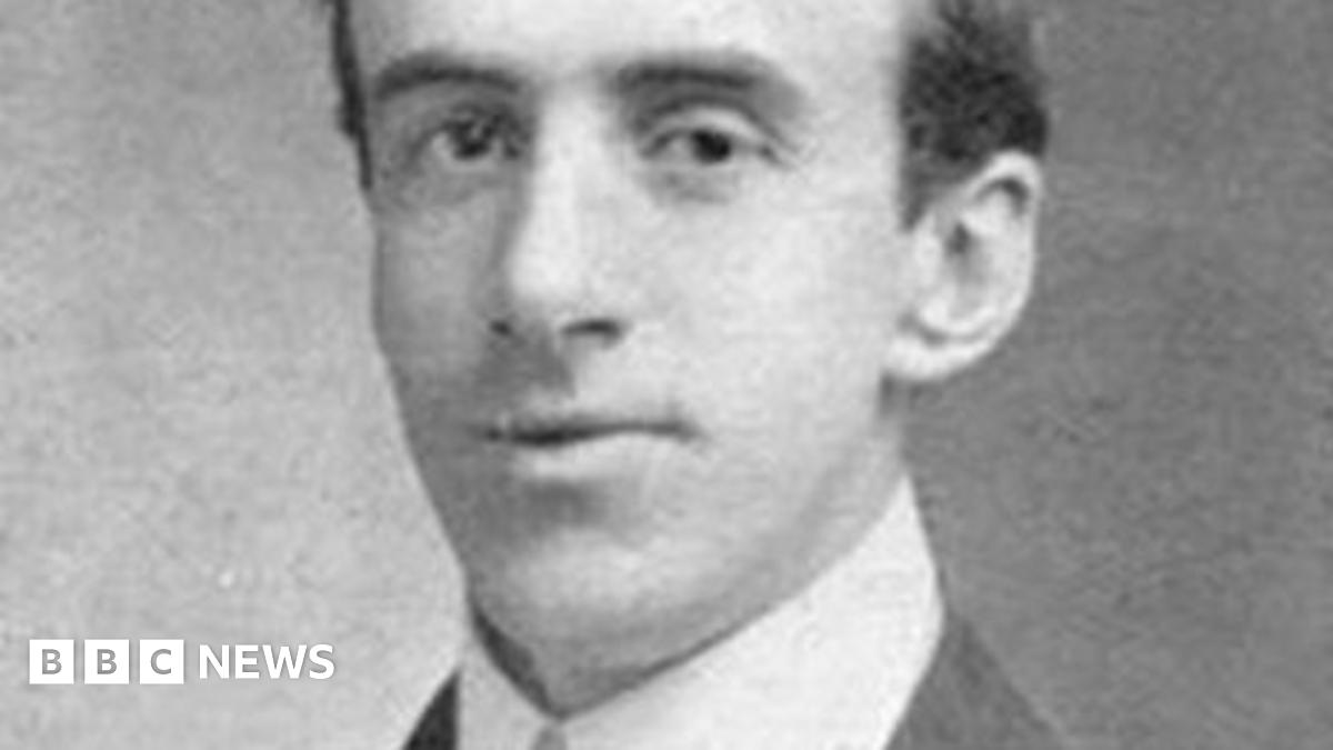 Wallace Hartley: Titanic bandmaster letter sells for £93,000 - BBC News