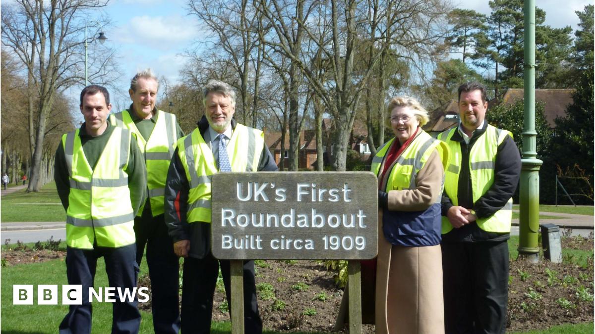 UK's 'oldest' roundabout in Letchworth gets film maker revamp - BBC News