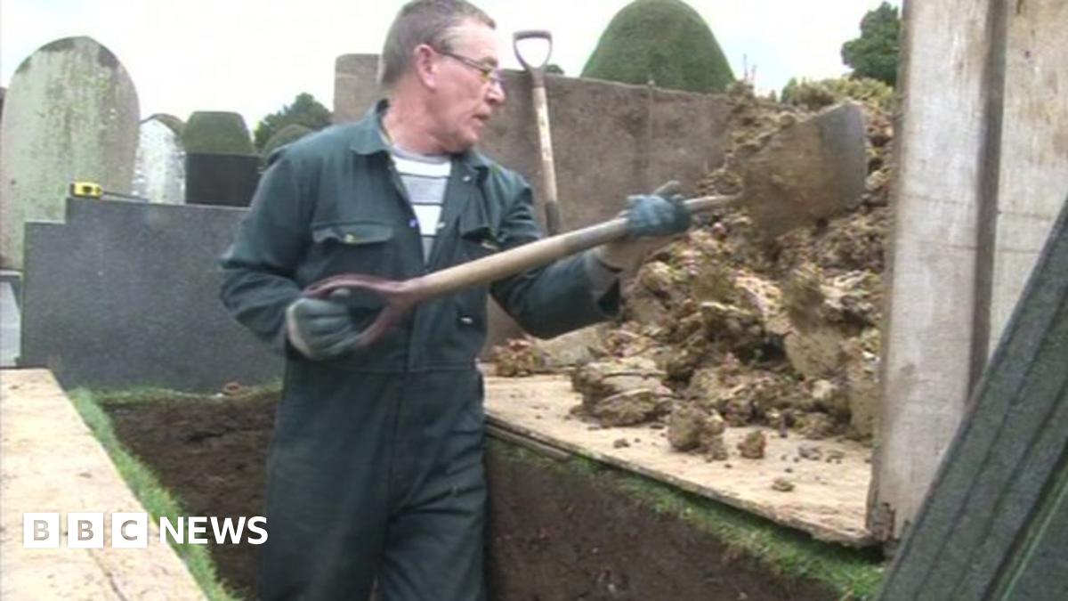 Bourne Town Council plea to 'reuse' old graves in space shortage - BBC News